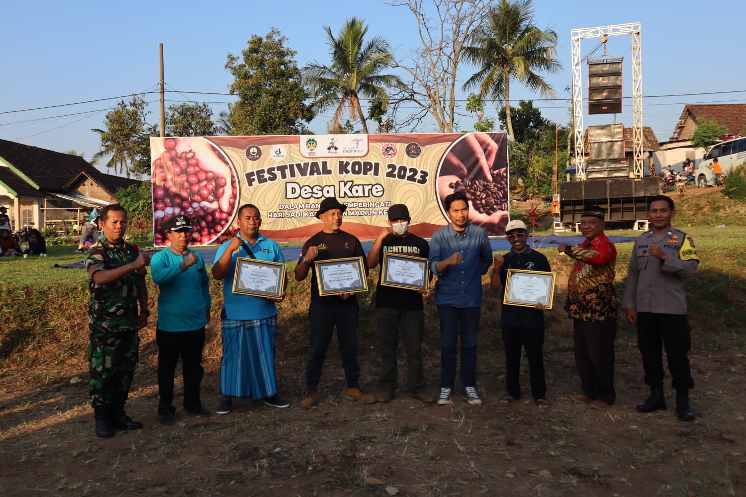 Perpaduan Seni dan Budaya Daerah Meriahkan Festival Kopi Desa Kare ...